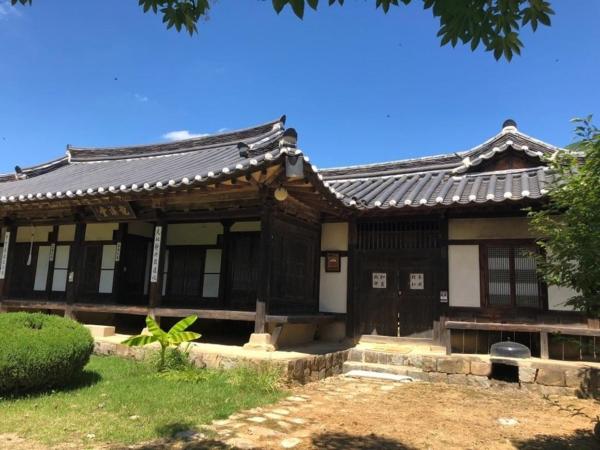 Mookgae Seowon Manhuejeong - Andong-si