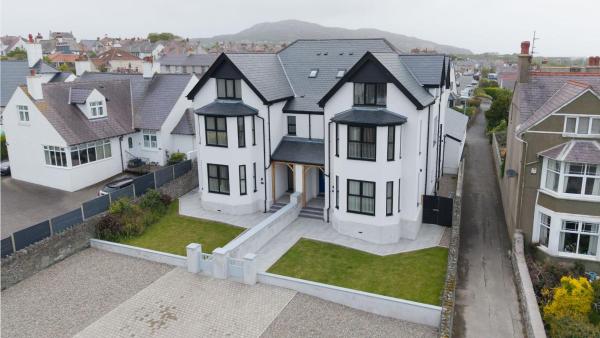 14 Walthew Avenue - Holyhead