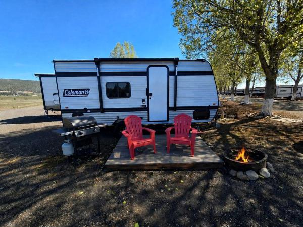 Serene Canyon Camper Queen With Private Outdoor Seating Near Route 66, Williams, Arizona - Williams, AZ