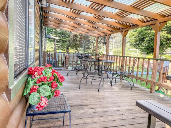 Cozy Cabin With A Private Deck In Klamath, Ca - Klamath, CA