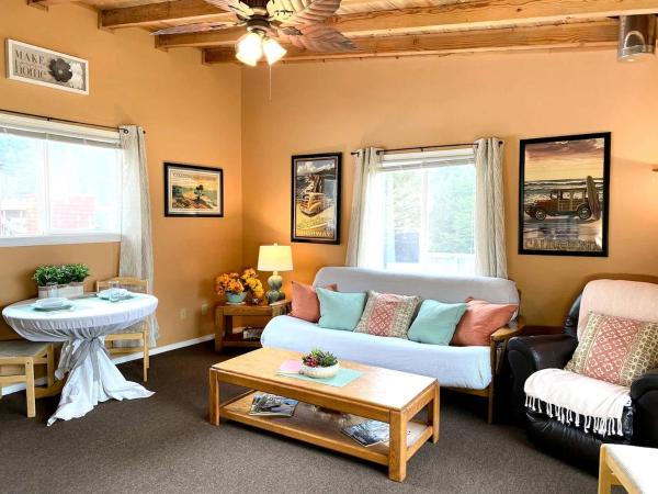 Charming Cabin With Kitchen And River Views, Perfect For A Glamping Retreat In Northern California - Klamath, CA
