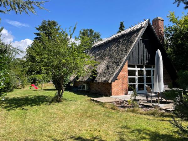 Charming Thatched Cottage Near The Water - 덴마크