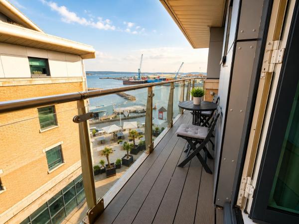 Island & Harbour Views Large Balcony Free Parking - Castlepoint