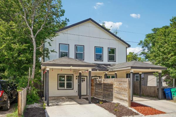 Cozy Townhouse Near Downtown - San Antonio, TX