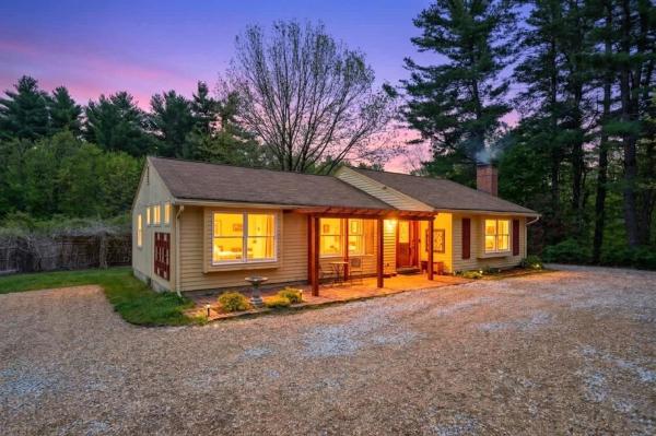 Riverfront 2br Home King Suite Patio & Grill - Deerfield, NH