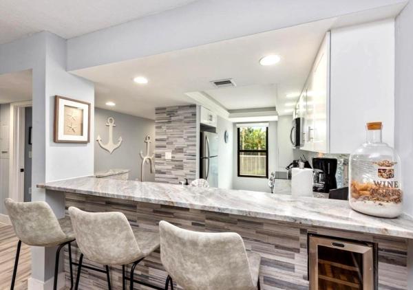 2 Bed I Walk To Beach Marco Walk - Marco Beach, Marco Island