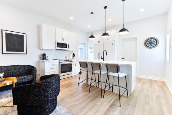 Luxury Tay River Aberlour Apartment Downtown Perth - Perth, ON, Canada