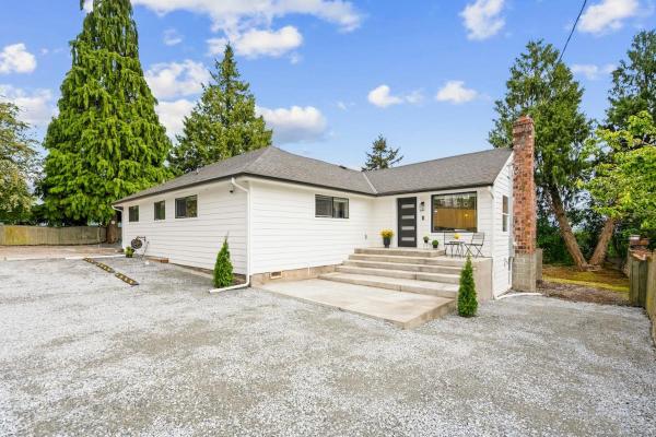 Fresh Renovated 4beds, 2baths Home Near Sea Airport & Light Rail - Des Moines, WA