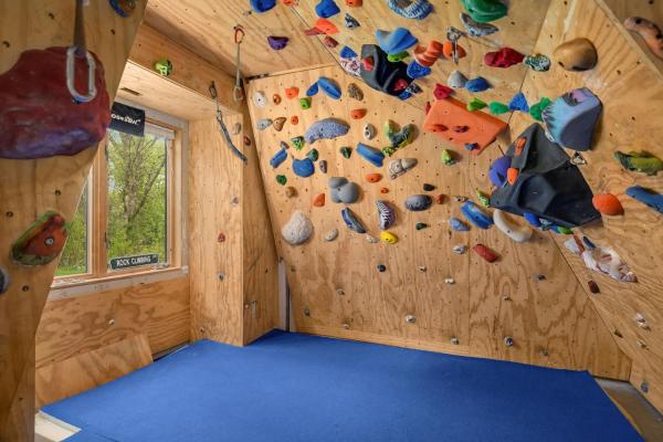 Family Stay Near Zoo - Climbing Room - Private Deck - Apple Valley, MN