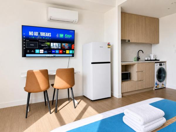 Granville Studio Ensuite Toilet And Kitchen - Parramatta
