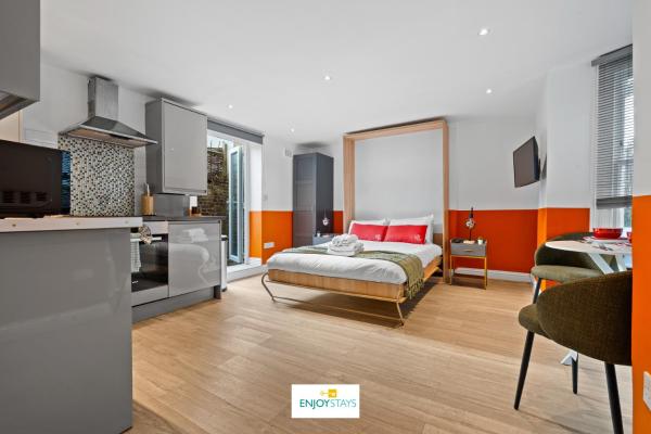 Stylish Studio Retreat - West London Location - Hampton