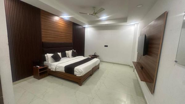 Play Hotel Budha Tower Sector 18 Metro - Noida