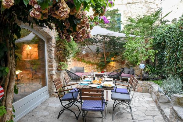 Charming Stone House With Green Courtyard - Cittavecchia