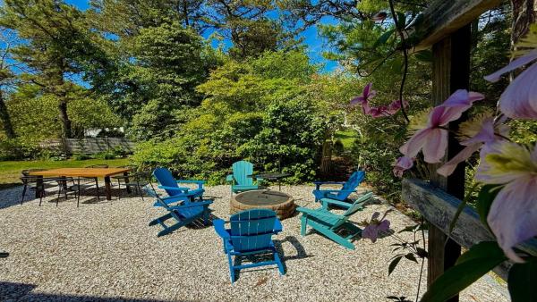 Spacious Cape Escape Near Rail Trail & Downtown - Chatham, MA