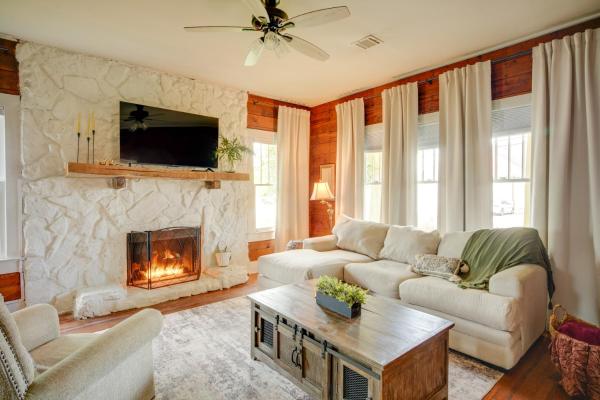 Pet-friendly Historic Home: Downtown Breaux Bridge - Breaux Bridge, LA