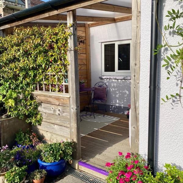 Cute Self-contained Guest Bedroom With Ensuite And Private Decked Porch In Glastonbury - Glastonbury