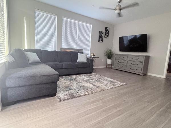 Bright Luxury Apartment Balcony Views With Pool - Tempe, AZ