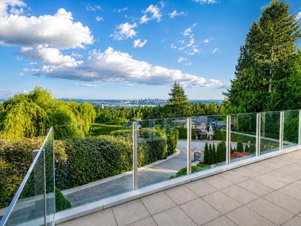 Luxury Pool Villa With City Views In West Vancouver - Vancouver