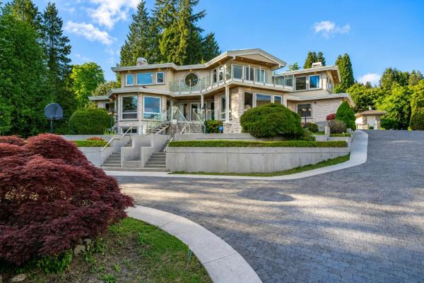 Luxury Pool Villa With City Views In West Vancouver - Vancouver