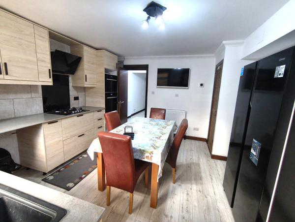Pi-garden House - 4 Double Bedrooms - Free Optic Fibre Wifi And Parking - Glasgow