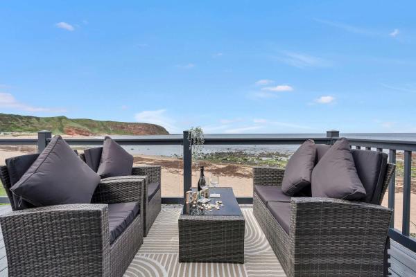 Beachfront 2br Lodge - Wi-fi - Parking - Sleeps 4 - Dunbar
