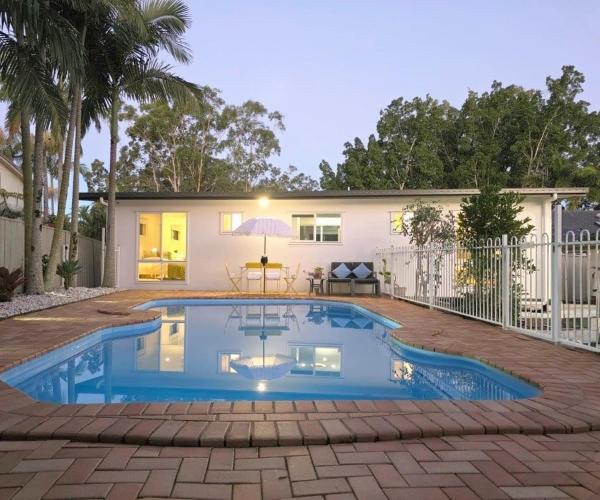Luxury Pool House Near Mooloolaba Beaches - Landsborough