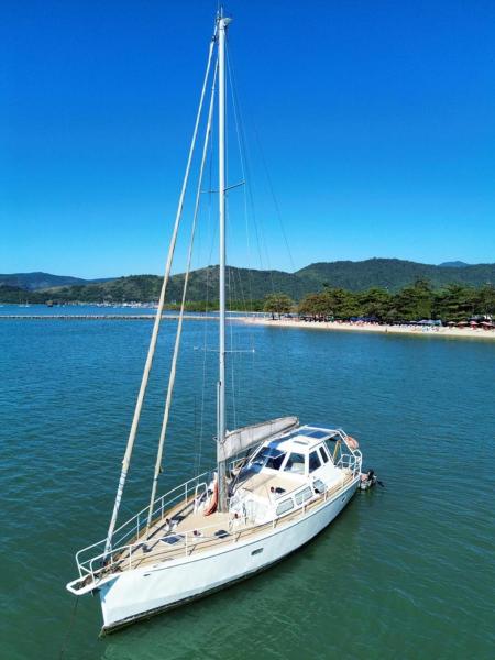 Passeio Diurno Velejando No Veleiro Maverick - Paraty