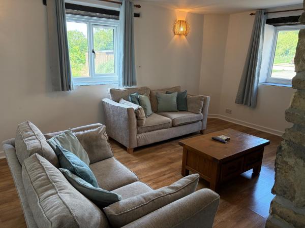 Hayloft Cottage, Family Friendly Devon Countryside Cottage, Master En-suite, Sleeps 6, Country Side Views & Tarka Trail Access - North Devon