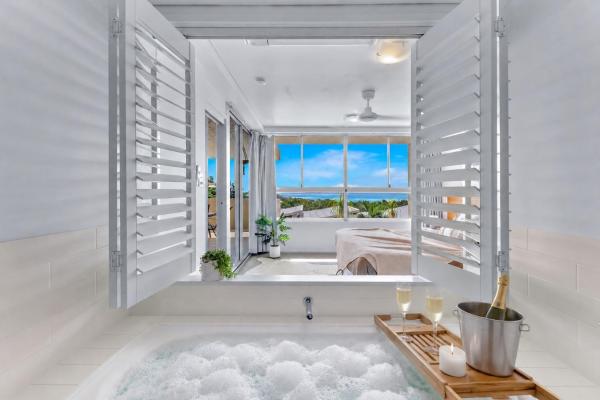 Azure Sea, Oceanviews, Wifi, 2 Pools + Gym - Airlie Beach