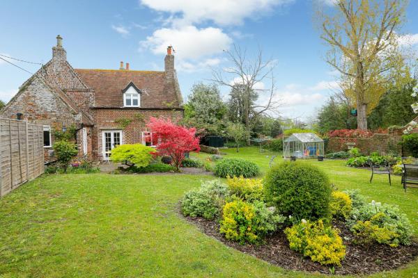 English Cottage With Traditional Garden - Dover Castle