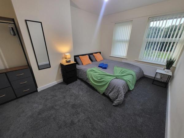 Modern 3-bedroom House W Private Parking - Rotherham
