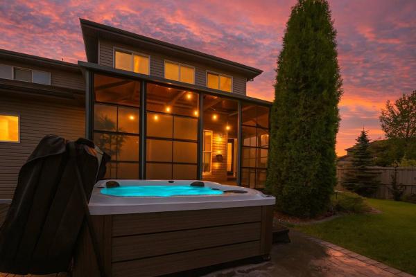 Bright Luxury Home-hot Tub-sunroom-king Bed-ac - Edmonton
