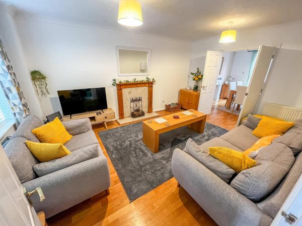 Baker's Bun - Sleeps 7 - Spacious Home - Parking & Garden - Bradley Stoke Bristol - Chepstow