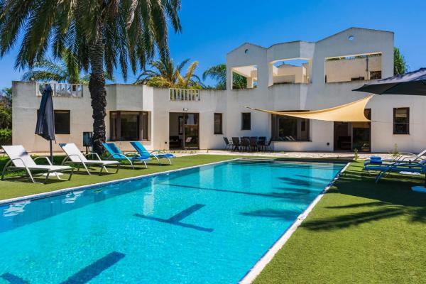 Peaceful 6br Villa With Private Pool And Garden - Larnaca