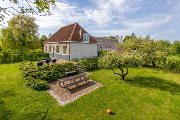 Welcome In - Boerderij Molenhof Met Een Riante Tuin I Stationsweg 5, Heinkenszand - Goes