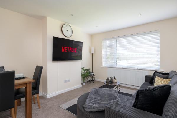 Modern 2 Bed Bungalow - Contractors - Corporate & Relocation - Sleeps 4 - Parking & Fast Wifi - Kettering