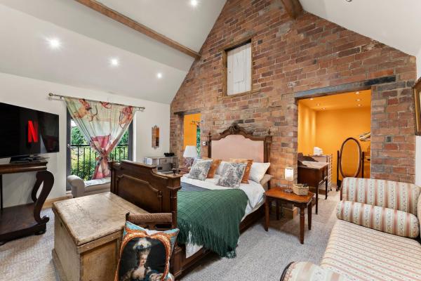 The Artist Inspired Nottingham Gem - Sauna - Nottingham