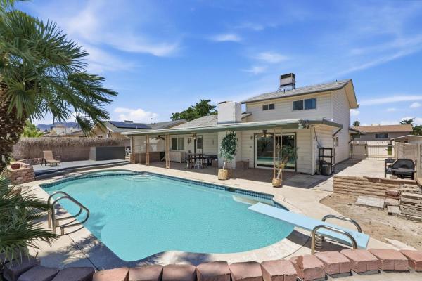 Spacious 4br Vegas Home With Heated Pool & Jacuzzi - Las Vegas, NV