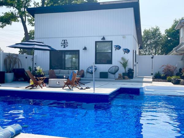 The Grand River Retreat With Heated Pool & Hot Tub - Lakeshore