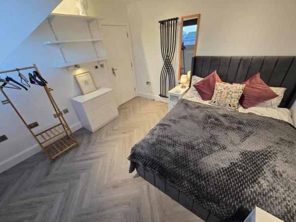 Luxurious House With Rooms Available To Stay In London - Surbiton