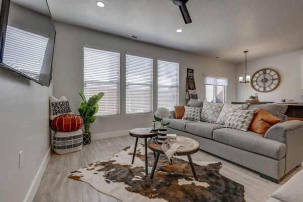 Southern Utah Retreat - 3 Bedroom - Private Hot Tub - Heated Pool - Utah
