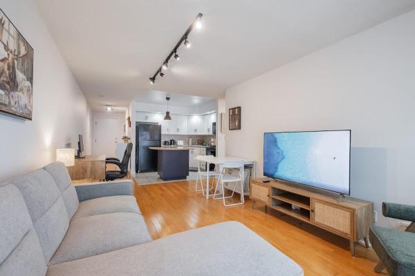 Modern 1br Condo With Workspace Near Cn Tower - Toronto
