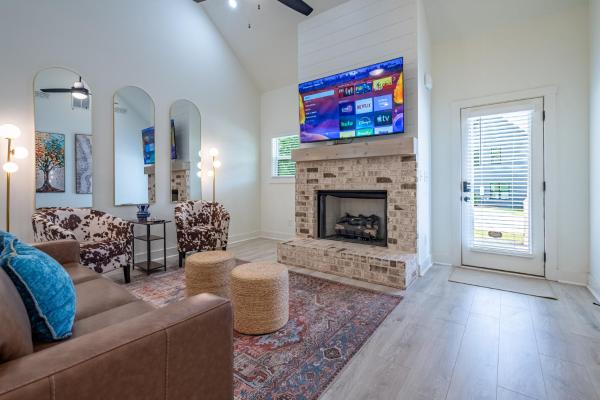 Pet-friendly 4br 5 Min To Lakepoint With Tv Room - Acworth, GA