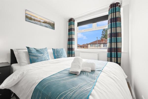 Modern & Spacious 4-bedroom Residence In Crumpsall - Mánchester