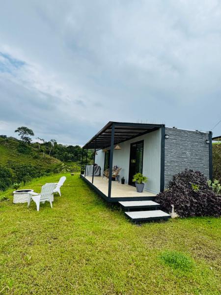 Kèbi Container Home Near Blue Falls - Bajos del Toro