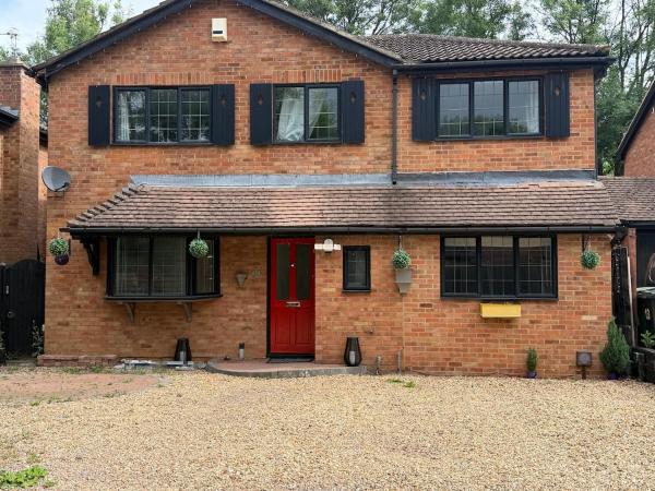 Spacious 5-bed Entire Home - Chineham