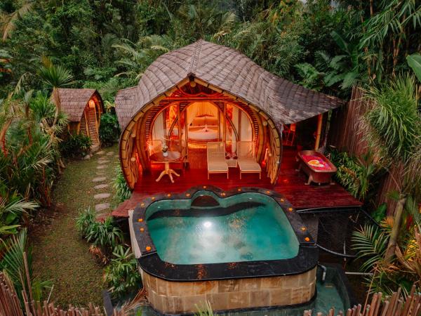 Adi's Bamboo House Sidemen - Nyan Bali - Besakih