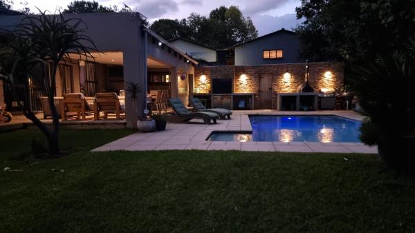 Luxury Solar Home - Pool, Pizza Oven & Garden - Sandton