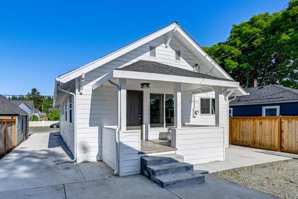 Updated + Modern Craftsman Bungalow In Renton! - Kent, WA