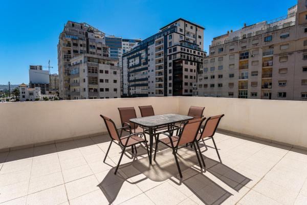 Ruim 185m2 Appartement Voor Grote Gezinnen Met Privéparking En Zeezicht - Tánger